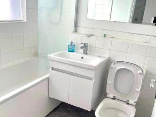 3 bedroom semi detached house for rent in Wickstead Avenue, Luton, LU4