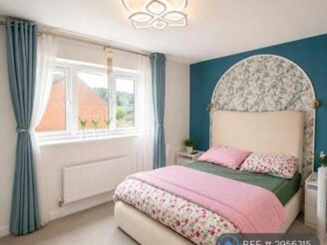 3 bedroom semi detached house for rent in Wisteria Avenue, Leeds, LS14