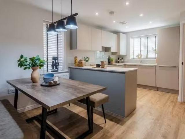 3 bedroom semi detached house for rent in Wood Hall Chase, Bra.