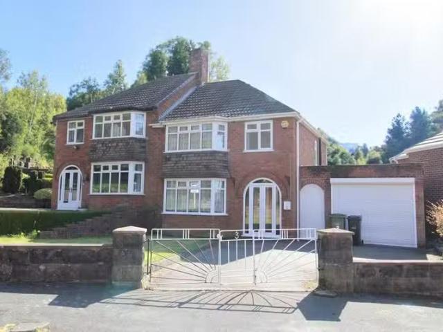 3 bedroom semi detached house for rent in Woodfield Avenue, Br.