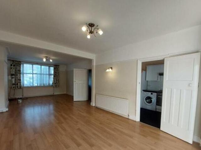 3 Bedroom Semi detached House For Rent In Woodside Park