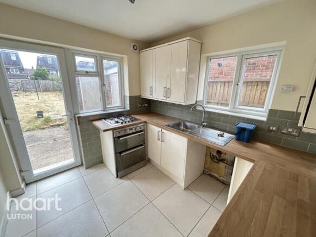 3 bedroom semi detached house for rent in Wodecroft Road, LUTON, LU3