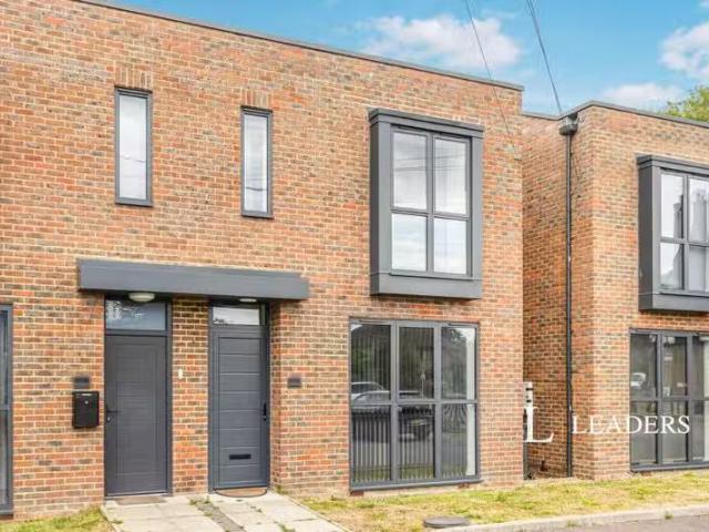 3 bedroom semi detached house for rent in York Court, London R.
