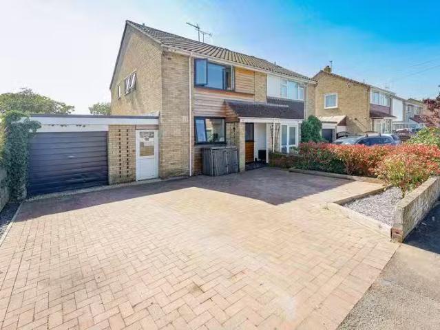 3 bedroom semi detached house for rent in A substantial 3 bedr.