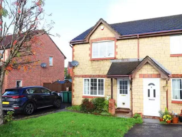 3 bedroom semi detached house for rent in Acorn Grove, Pontpre.