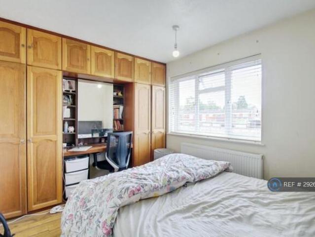 3 bedroom semi detached house for rent in Alderbury Road West, Slough, SL3