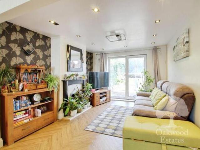 3 bedroom semi detached house for rent in Alderbury Road, Langley, SL3