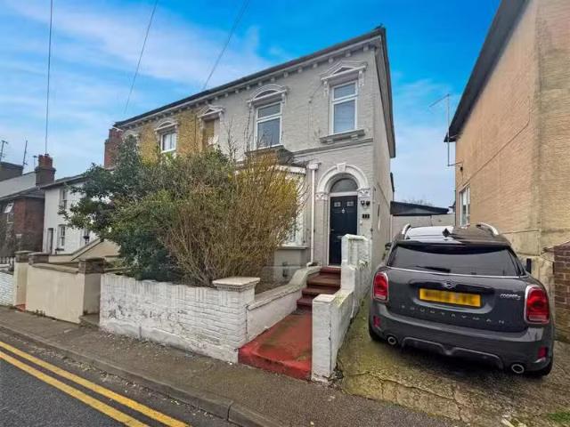 3 bedroom semi detached house for rent in Alexandra Road, Colc.