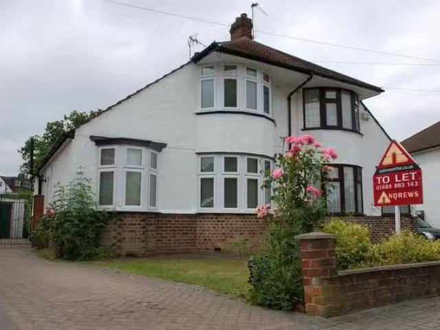 3 bedroom semi detached house for rent in Allington Road, ORPI.