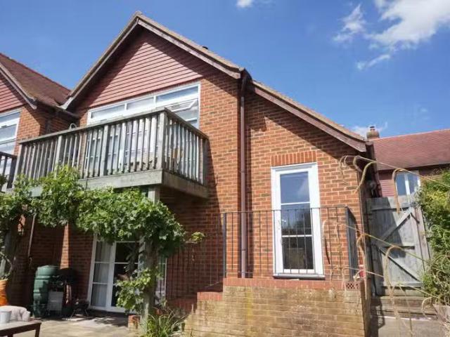 3 bedroom semi detached house for rent in Amery Hill, Alton, H.