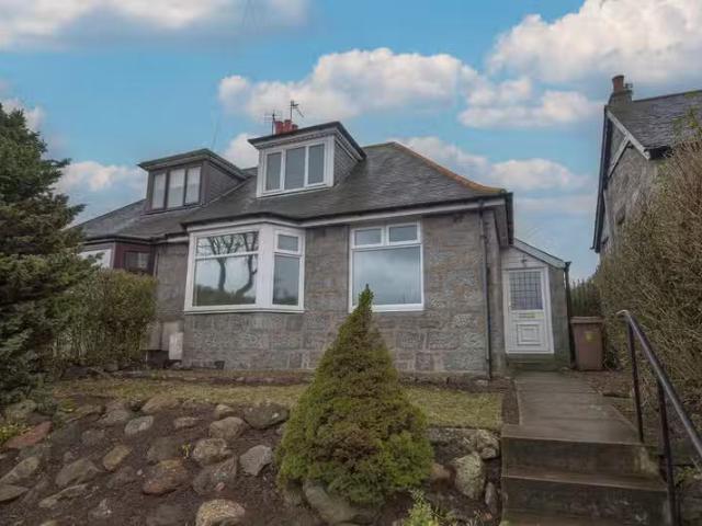 3 bedroom semi detached house for rent in Ashley Park Drive, A.