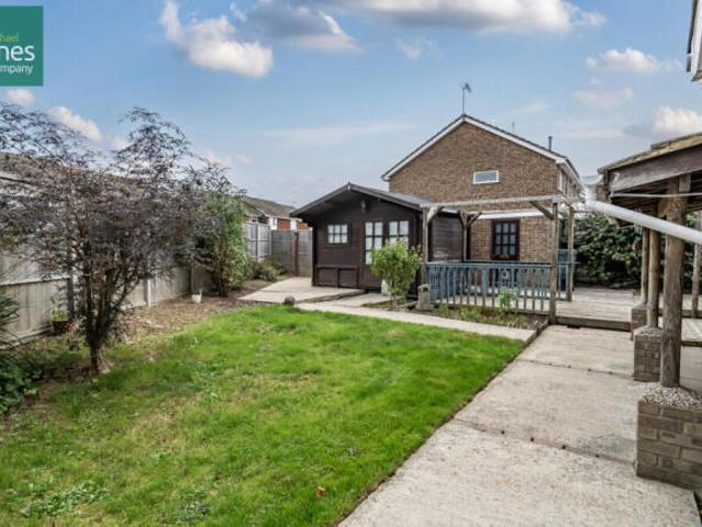3 bedroom semi detached house for rent in Avalon Way, Worthing, West Sussex, BN13