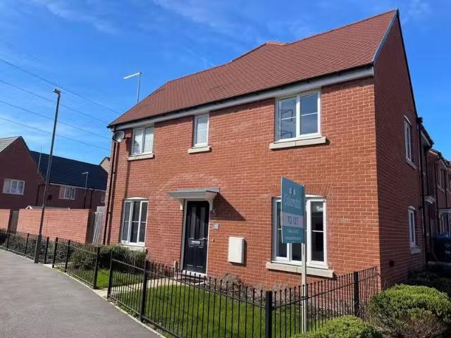 3 bedroom semi detached house for rent in Aylesbury, HP18