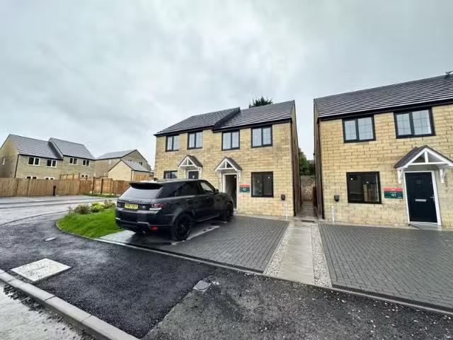 3 bedroom semi detached house for rent in Bancroft Close, Earb.