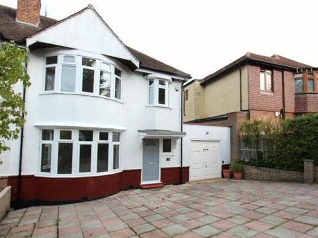 3 Bedroom Semi detached House For Rent In Barnet, London