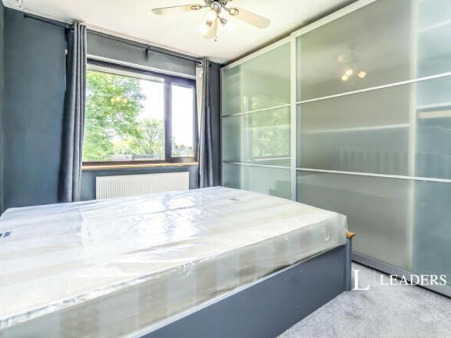 3 bedroom semi detached house for rent in Beacon Drive, Bean, Dartford, DA2