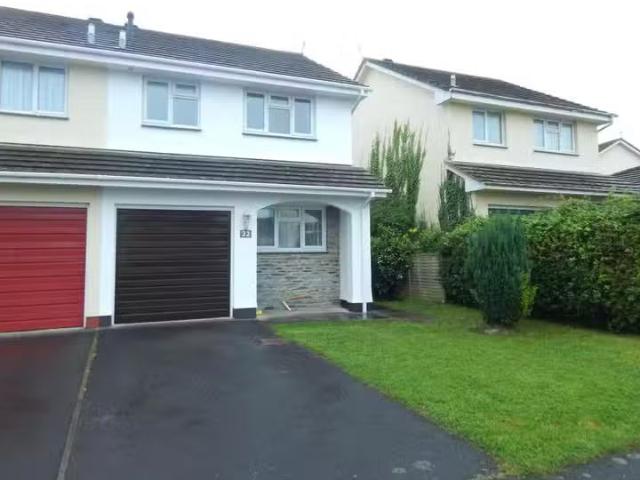 3 bedroom semi detached house for rent in Beards Road, Freming.