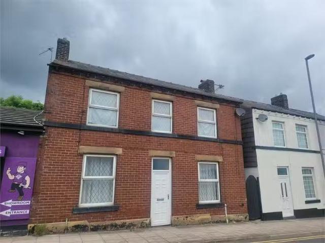 3 bedroom semi detached house for rent in Bolton Road, Bury, BL8