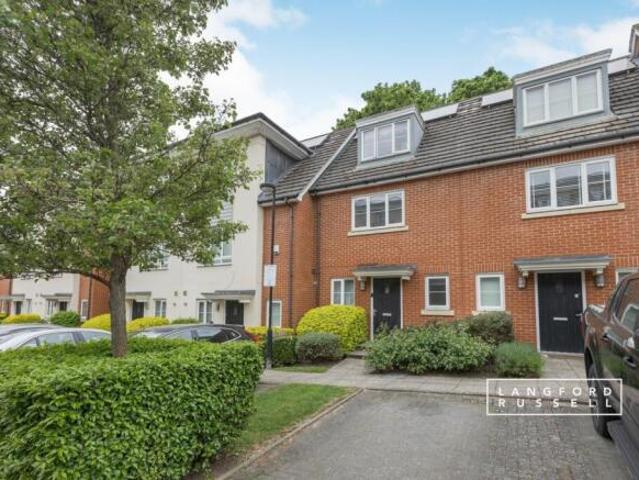 3 bedroom semi detached house for rent in Blossom Drive Orpington BR6