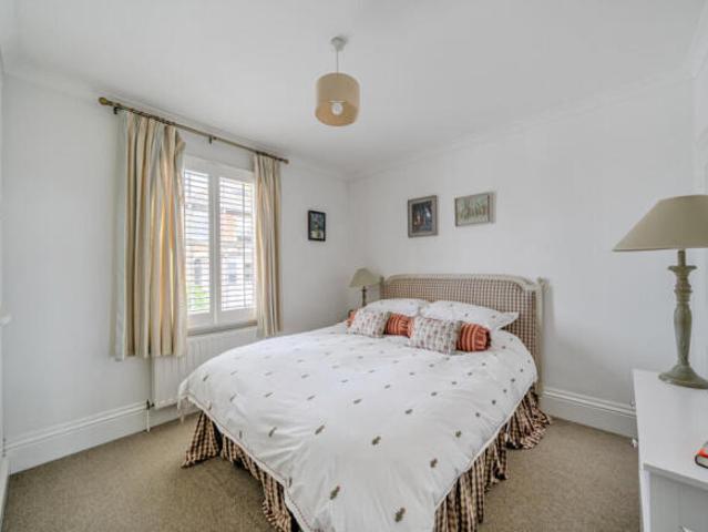 3 bedroom semi detached house for rent in Brodie Road, Guildford, GU1