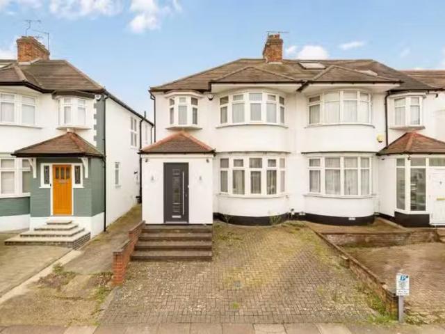 3 bedroom semi detached house for rent in Brook Avenue, Edgwar.