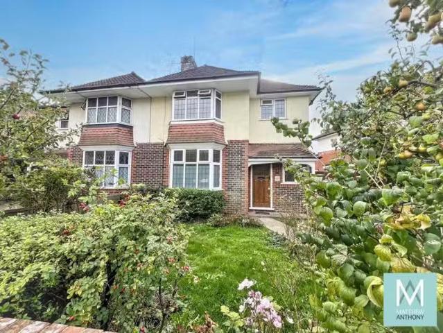 3 bedroom semi detached house for rent in Broomfield Avenue, W.