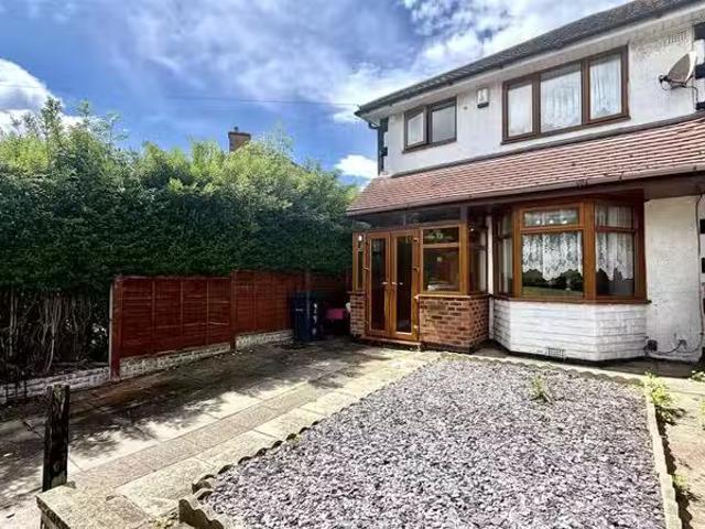3 bedroom semi detached house for rent in Bracken Road, Birmin.