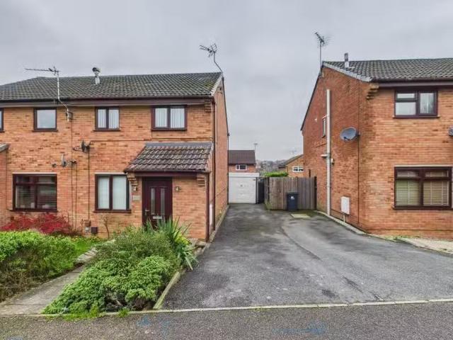 3 bedroom semi detached house for rent in Brackendale Road, Sw.