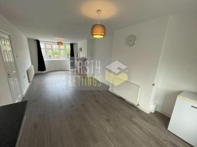 3 bedroom semi detached house for rent in Bradgate Drive, Wigston, LE18