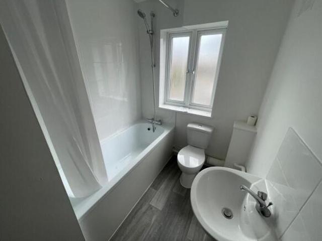 3 bedroom semi detached house for rent in Branton Close, Luton, Bedfordshire, LU2