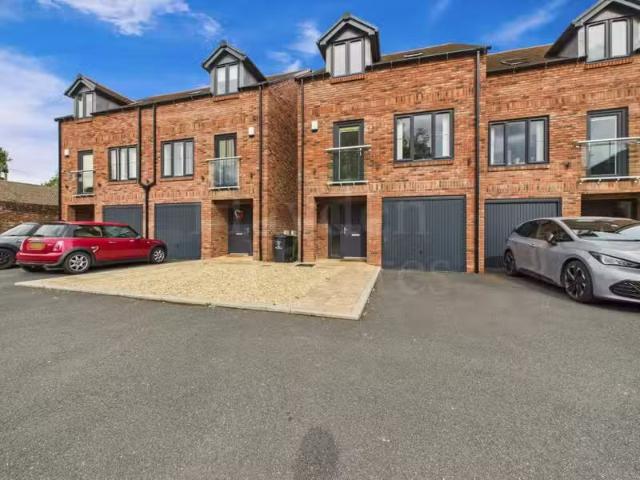 3 bedroom semi detached house for rent in Brewery Court, Lax L.