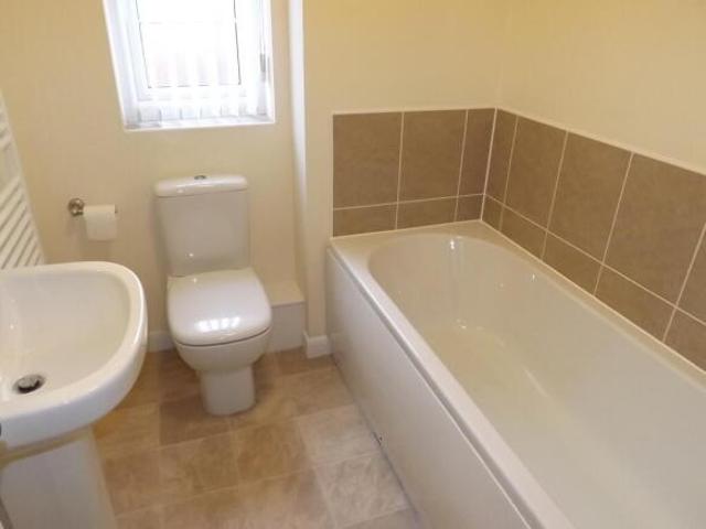 3 bedroom semi detached house for rent in Buttermere Crescent, Lakeside, DN4