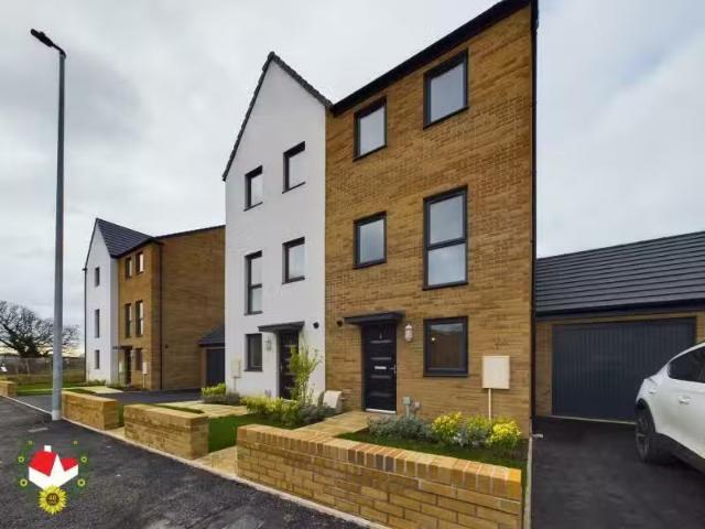 3 bedroom semi detached house for rent in Buxton Road, Yate, B.