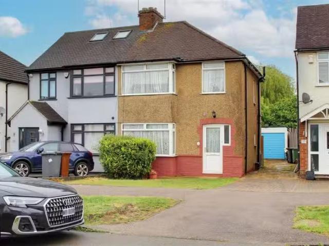 3 bedroom semi detached house for rent in Cambridge Drive, Pot.