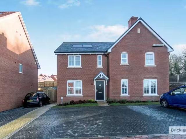 3 bedroom semi detached house for rent in Campbell Grove, Ston.