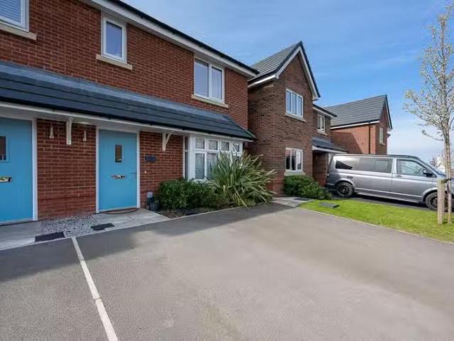 3 bedroom semi detached house for rent in Canal View Drive, Bu.