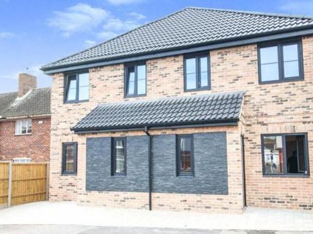 3 Bedroom Semi detached House For Rent In Caister