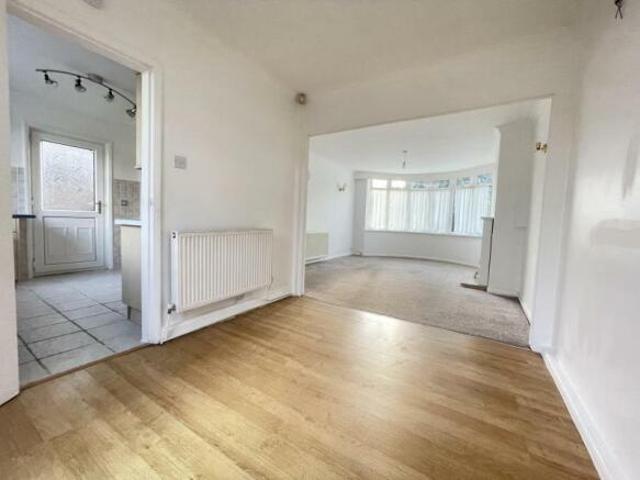3 bedroom semi detached house for rent in Carr Manor Road, Leeds, LS17