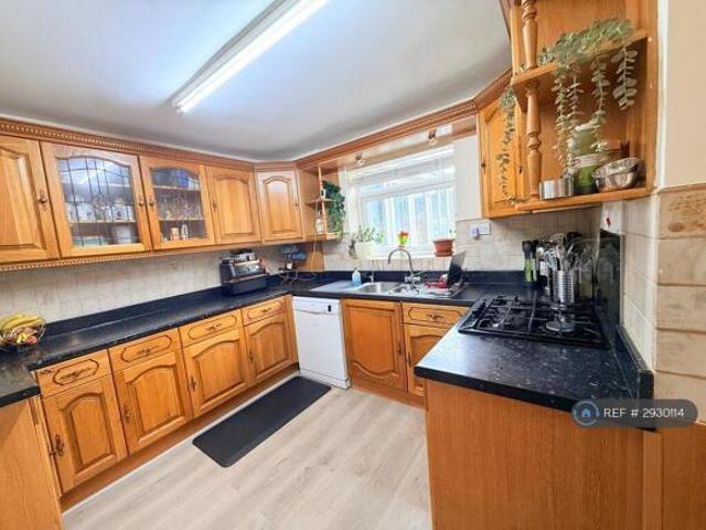 3 bedroom semi detached house for rent in Castleview Road, Slough, SL3