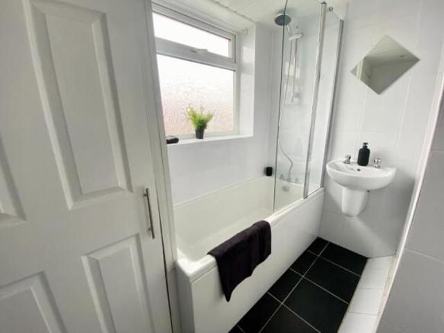 3 bedroom semi detached house for rent in Charlbury Avenue, Prestwich, M25