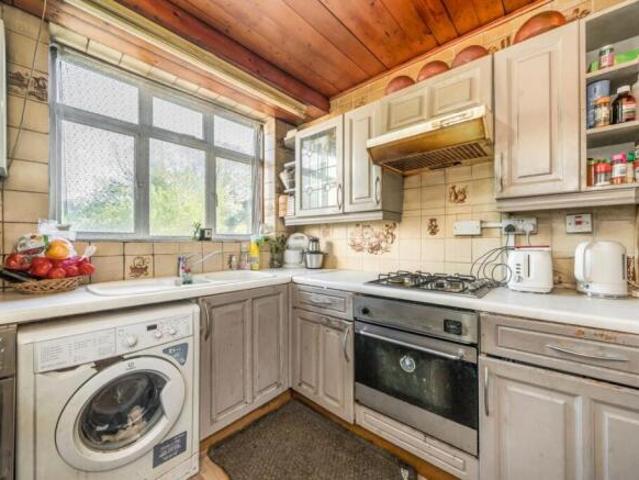 3 bedroom semi detached house for rent in Chinnor Crescent, Ealing, UB6