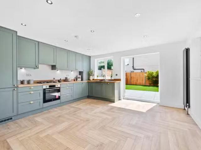 3 bedroom semi detached house for rent in Churchfield Road, Wa.