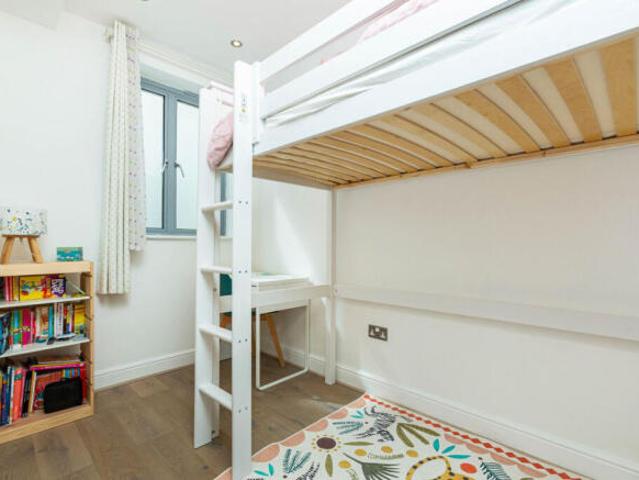 3 bedroom semi detached house for rent in Cobham Close, London, SW11