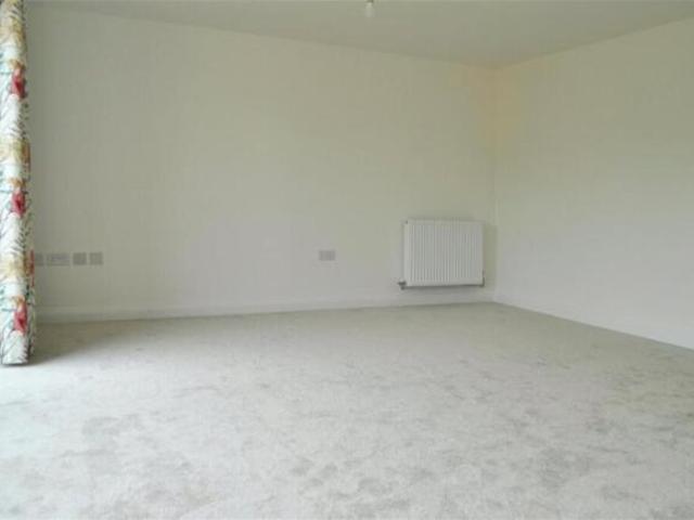 3 bedroom semi detached house for rent in Cobley Court, EX4
