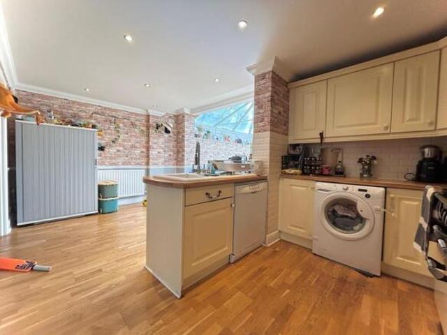 3 bedroom semi detached house for rent in Collyer Avenue, Croydon, CR0