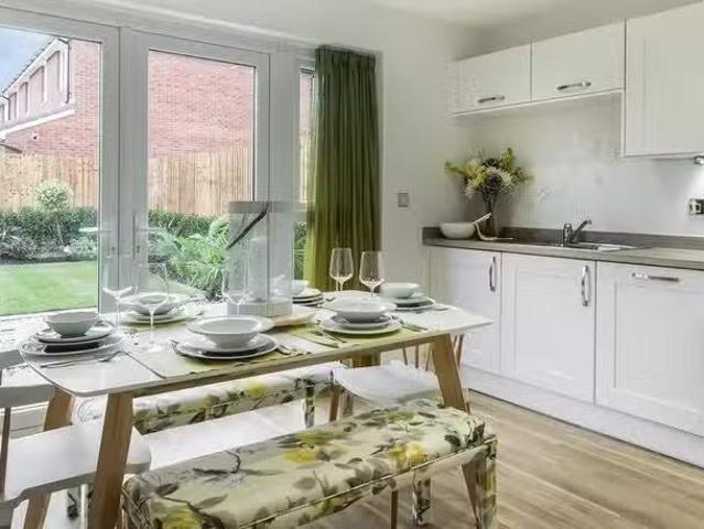 3 bedroom semi detached house for rent in Coppenhall Place, Cr.