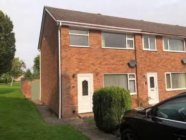 3 bedroom semi detached house for rent in Coppice Close, Hinck.
