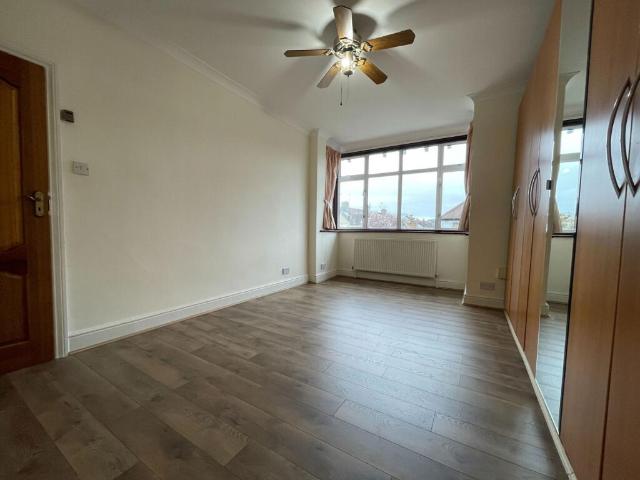 3 bedroom semi detached house for rent in Cornwall Avenue, London, N3 1LG, N3