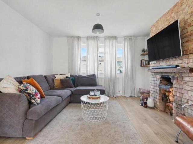 3 bedroom semi detached house for rent in Cotswold Crescent, Chelmsford, CM1