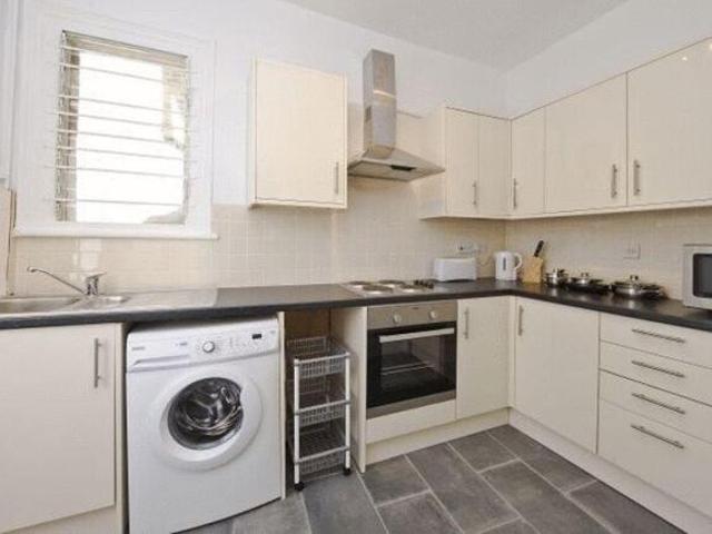 3 bedroom semi detached house for rent in Crowborough Road, SW17